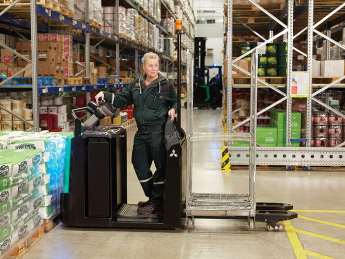 Il carrello e il muletto: caratteristiche e utilizzi | Tecnocarrelli srl
